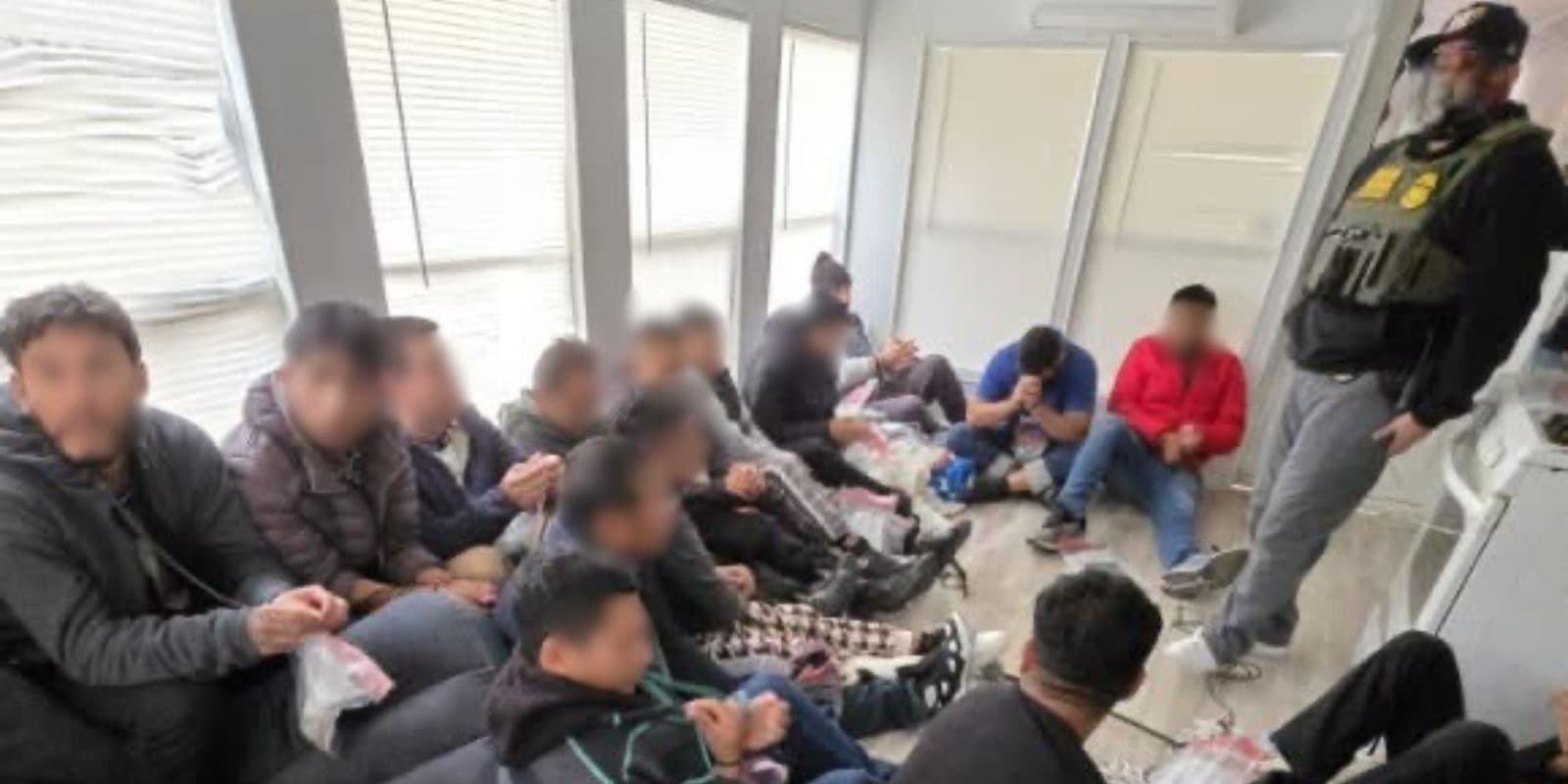 Localizan a 43 migrantes hacinados en casa de seguridad en Texas ...